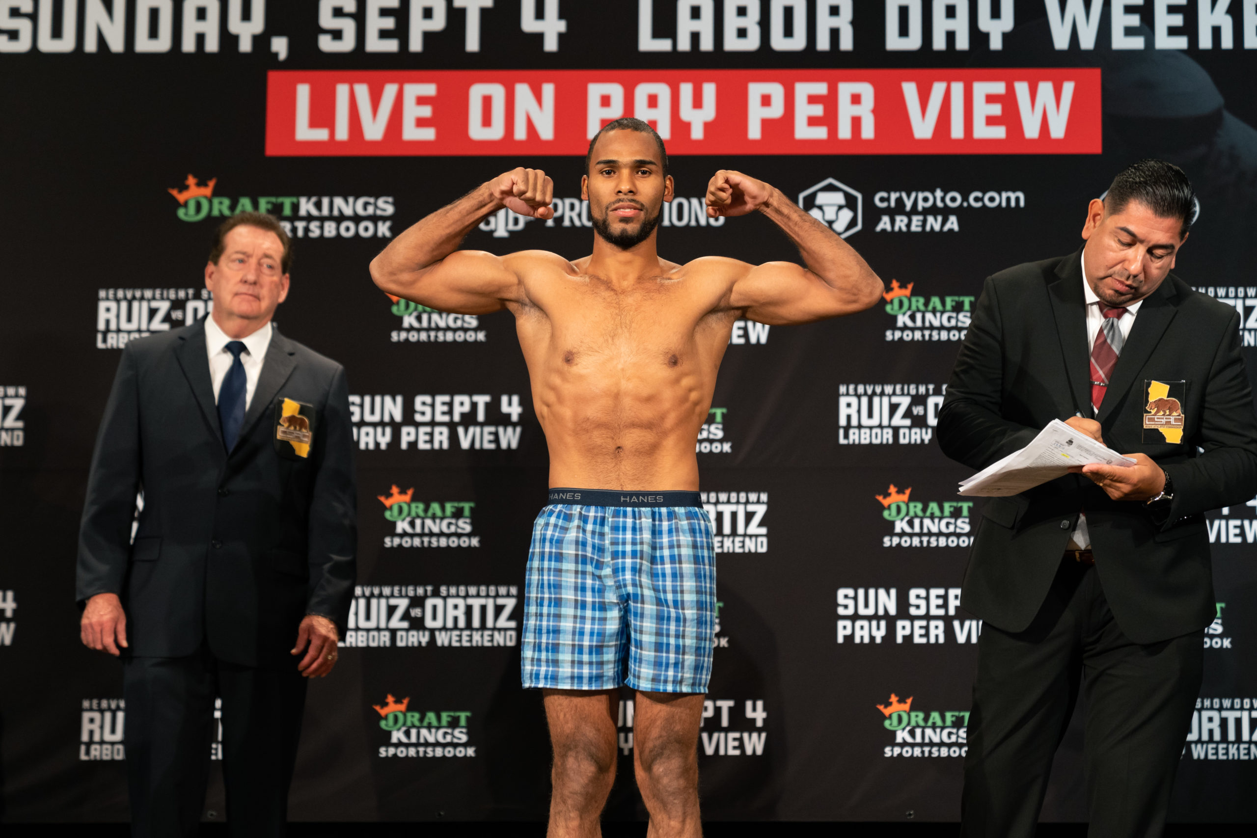 De Los Santos Stops Valenzuela In All-Action Shootout - Big Fight Weekend