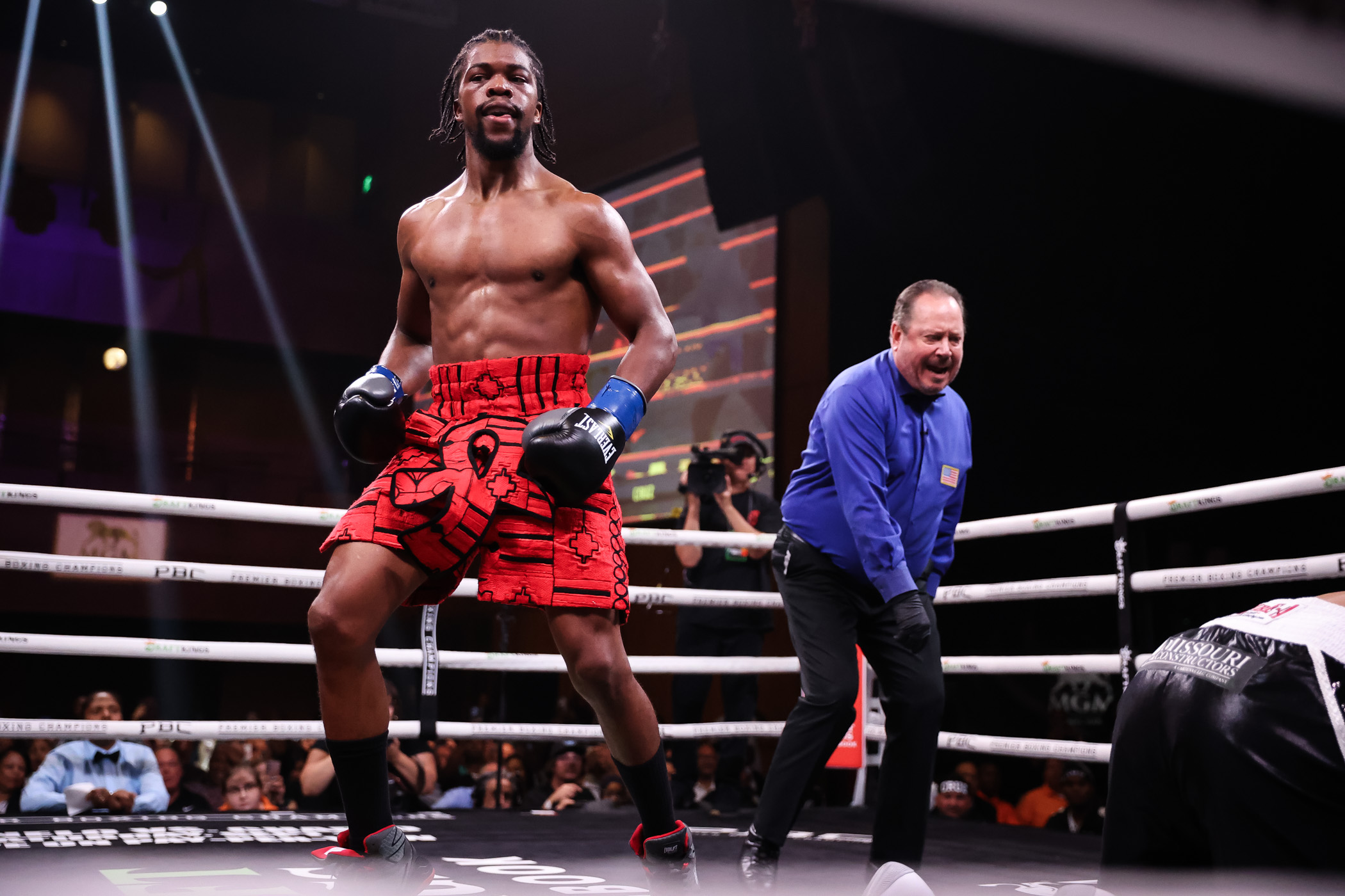 Gary Antuanne Russell Mows Down Cruz In First Round - Big Fight Weekend