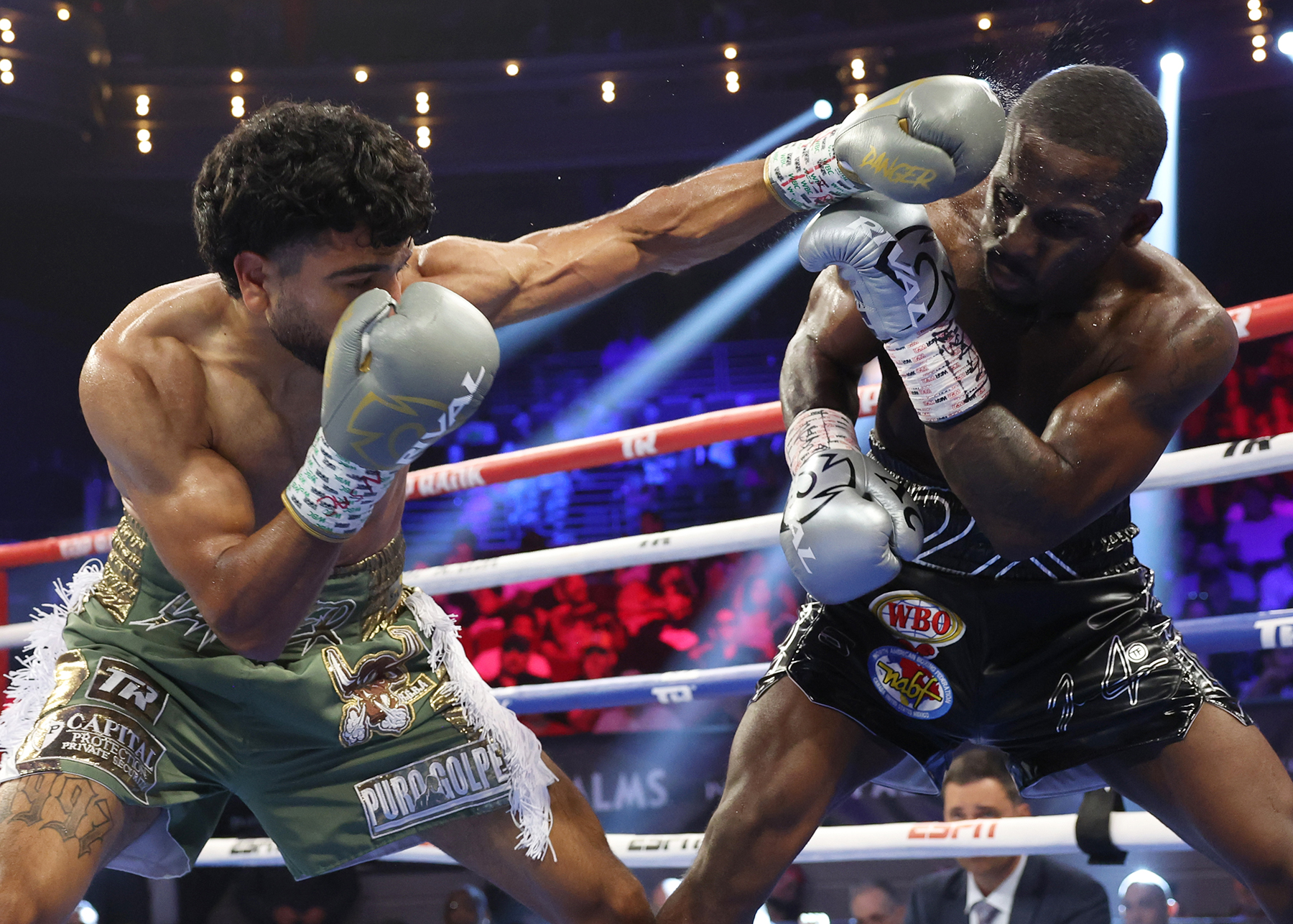 Raymond Muratalla Finishes Strong to Defeat Tevin Farmer